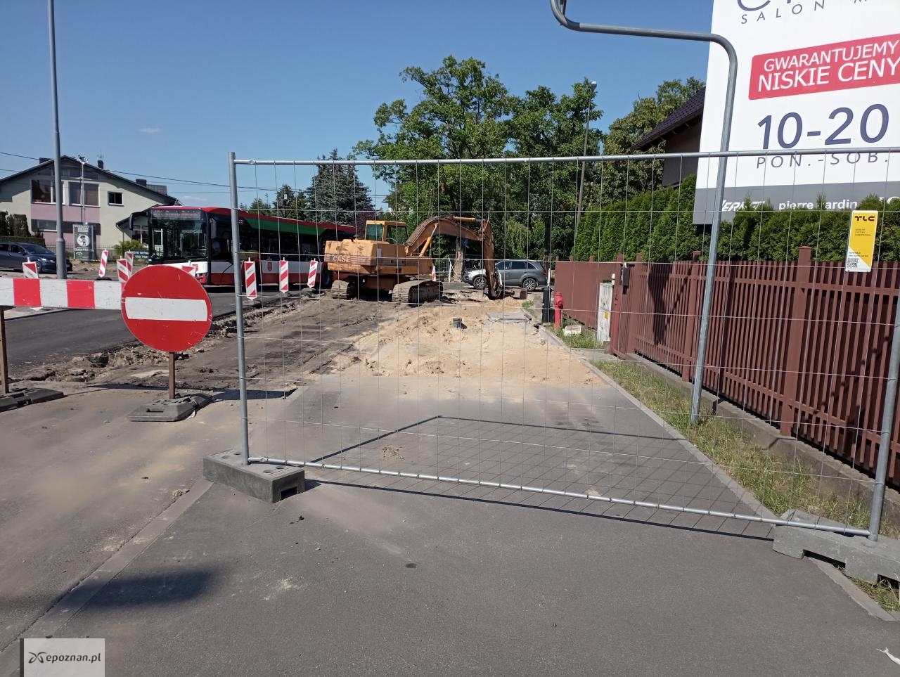 W zeszłym roku wybudowali ścieżkę rowerową, dziś jest rozebrana, bo powstaje rondo. "Tysiące ...