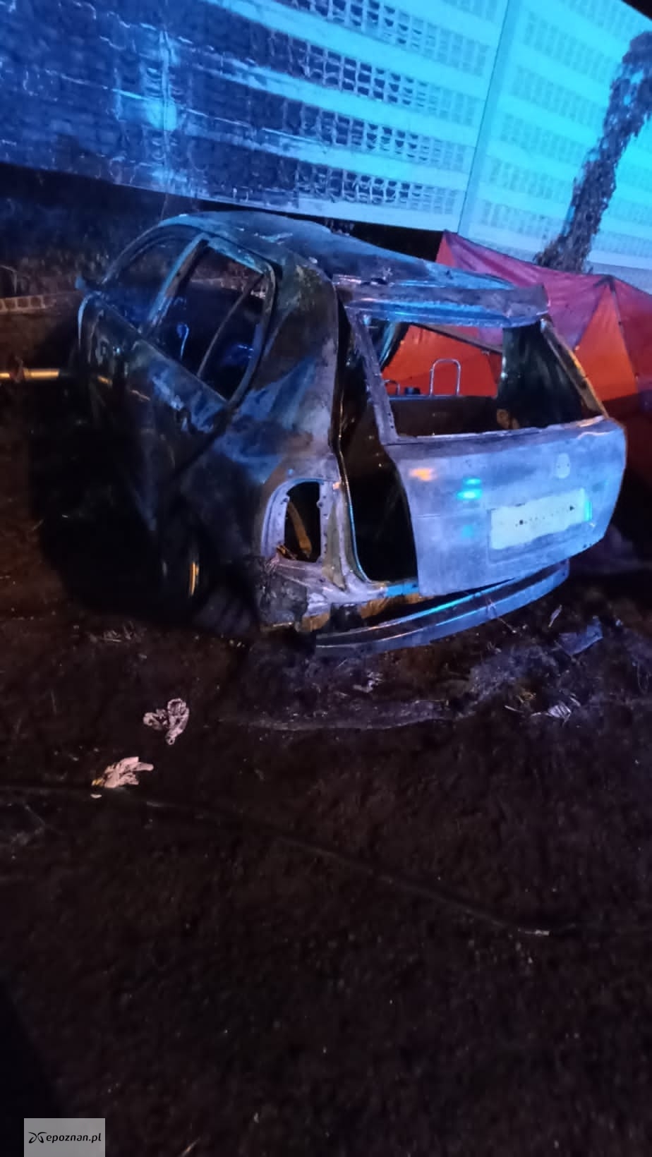 Po zderzeniu aut jeden z pojazdów stanął w płomieniach. Dwie osoby nie żyją Po zderzeniu aut jeden z pojazdów stanął w płomieniach. Dwie osoby nie żyją