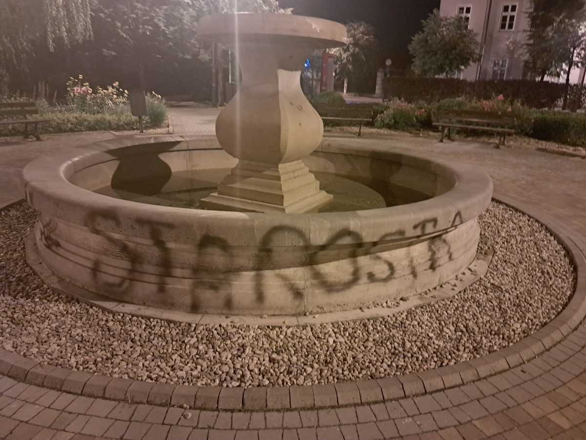 Wandal zniszczył między innymi pomnik i fontannę na rynku. Już go mają