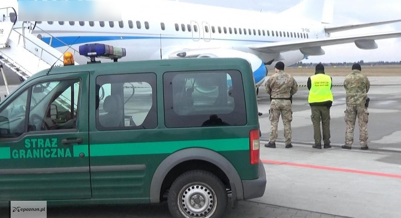 Awantura w samolocie. Na poznańskim lotnisku wyprowadzili jednego z pasażerów