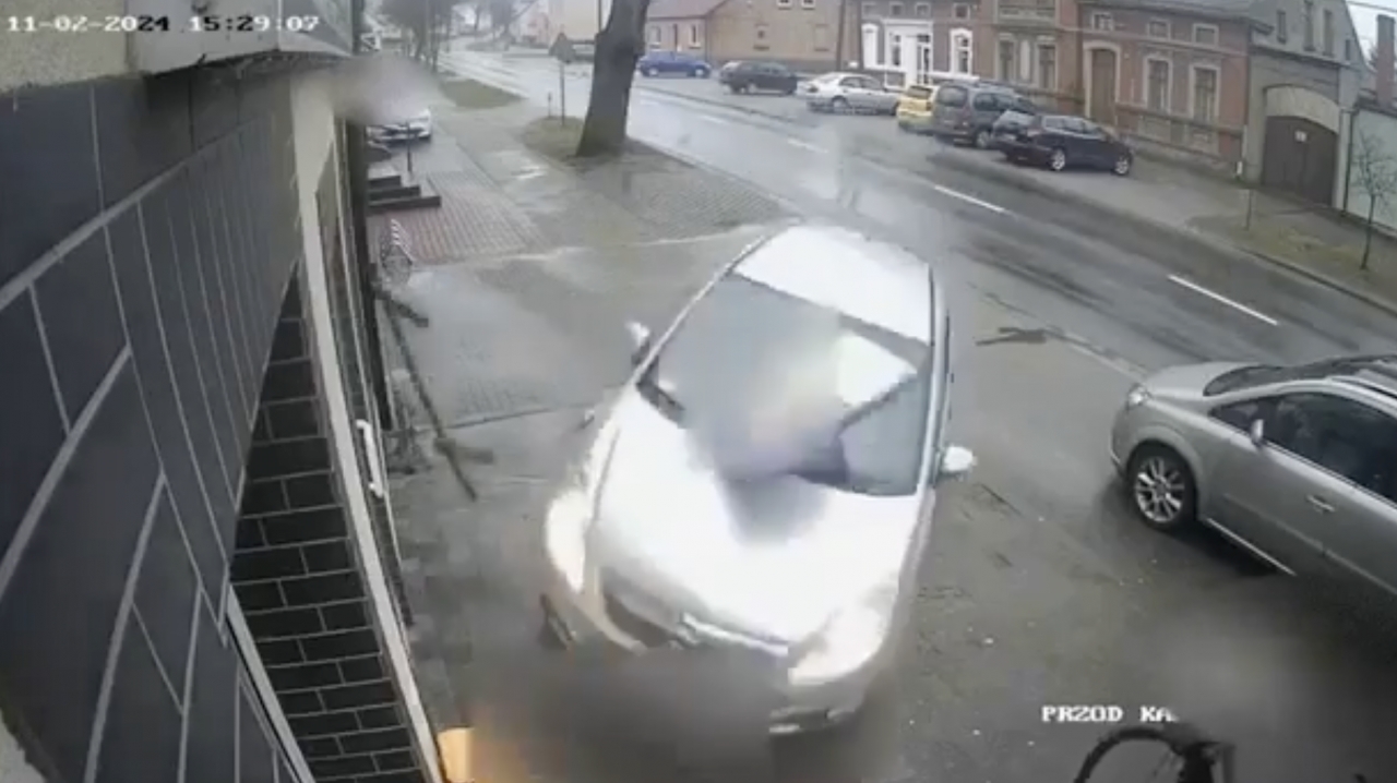 O krok od tragedii. 22-letni kierowca uderzył w poprzedzającą go osobówkę, ta wjechała w drzwi ...
