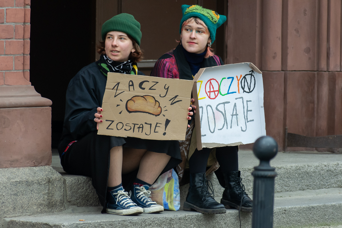 Grupka ludzi spotkała się pod komendą policji w geście solidarności z ...