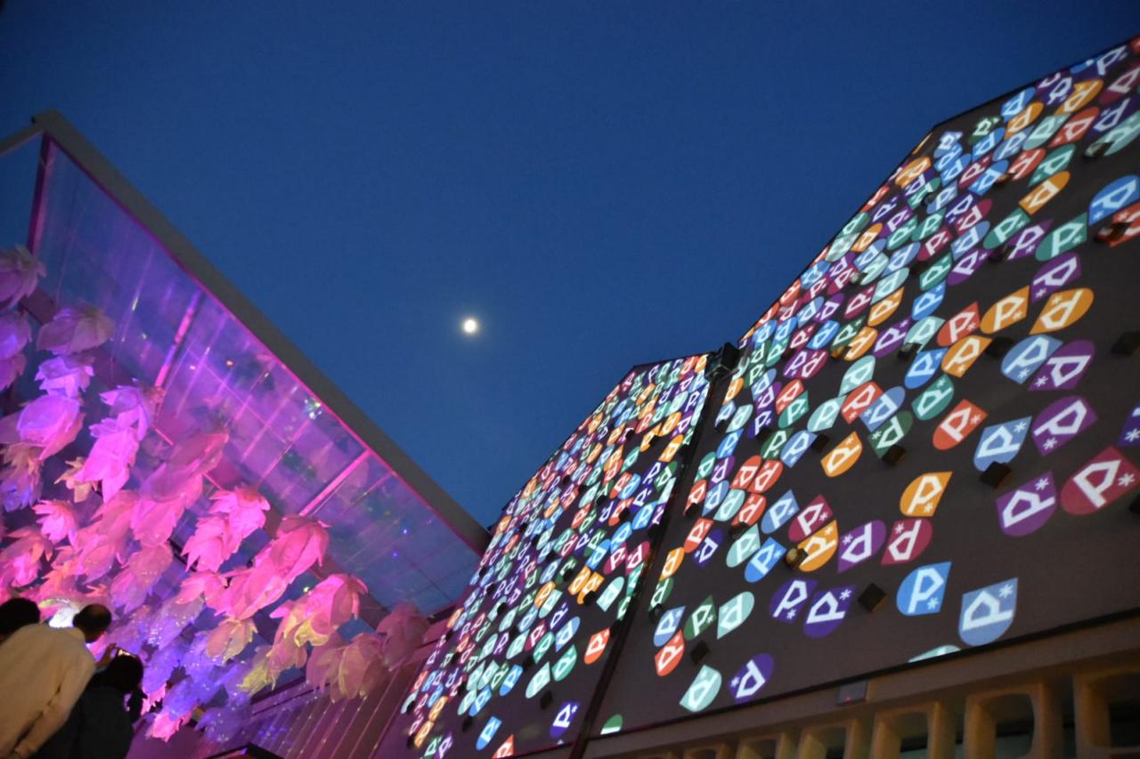 Trwa 'Płytówka' na Starym Rynku. Wszędzie rozbłyskuje nowe logo miasta