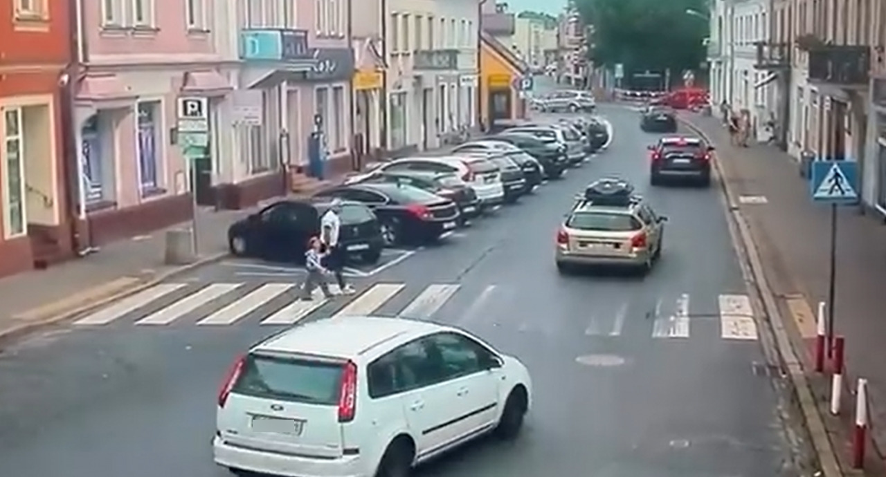 O krok od tragedii na przejściu dla pieszych. Jest nagranie