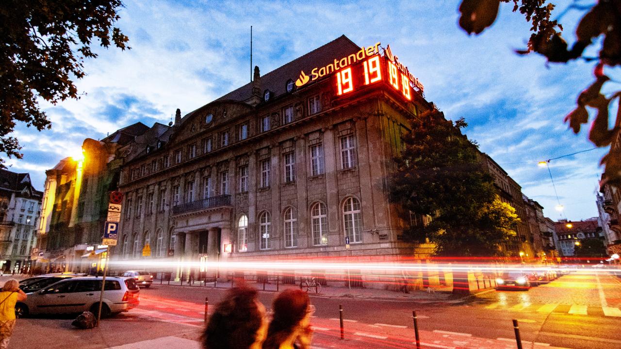 Co dalej z charakterystycznym zegarem na kamienicy w centrum miasta?