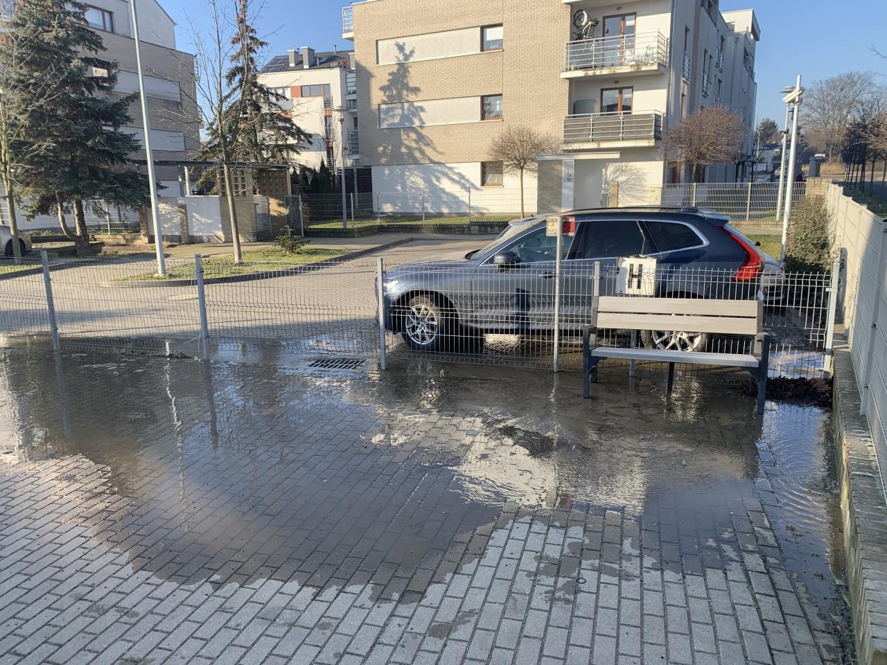 Wyciek na ulicy Czarnucha. "Ukazał mi się strumień wody, może się ...