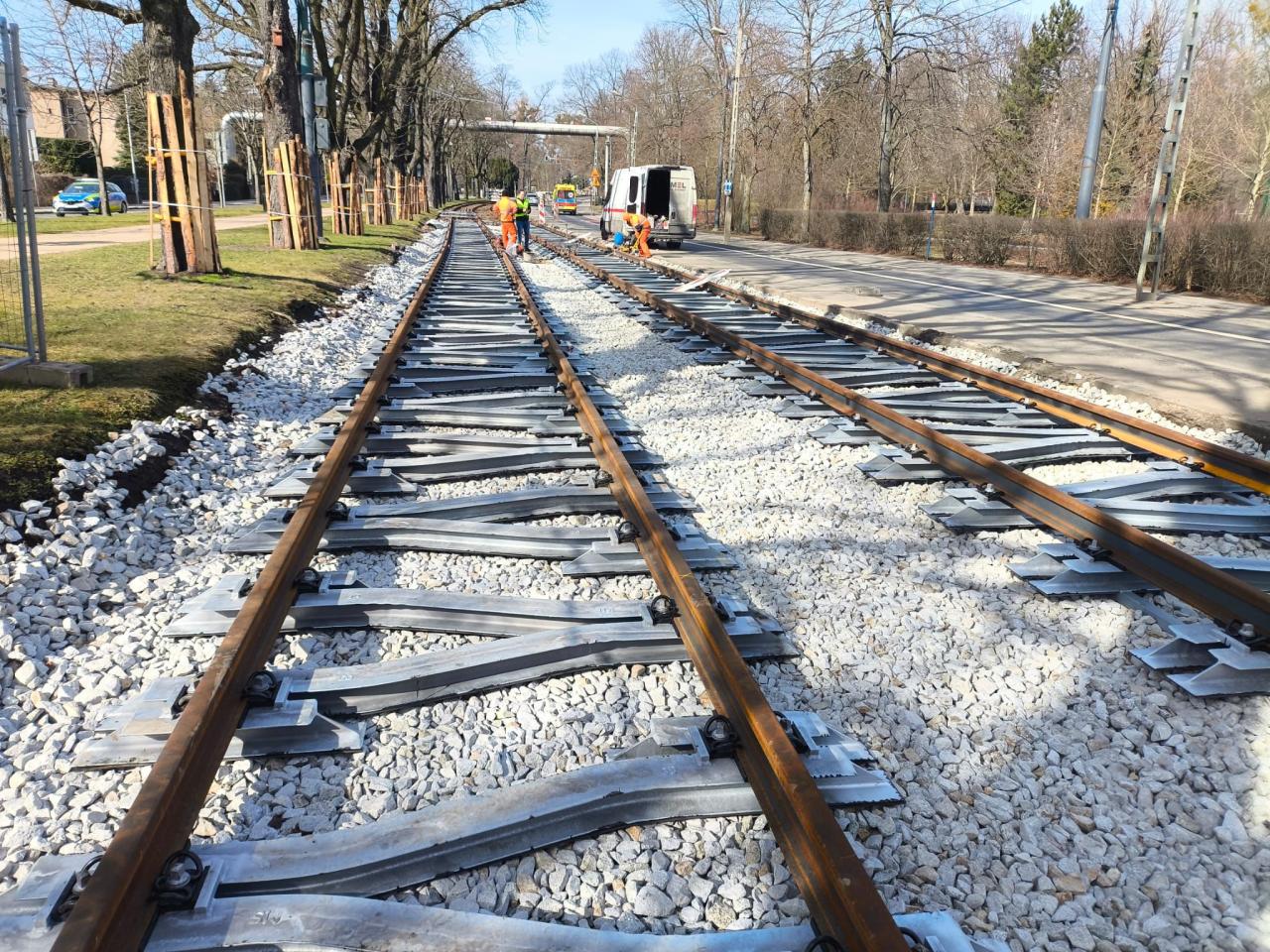 Trwa remont torowiska w Poznaniu. "Proszę zwrócić uwagę na te specjalne podkłady torowe"