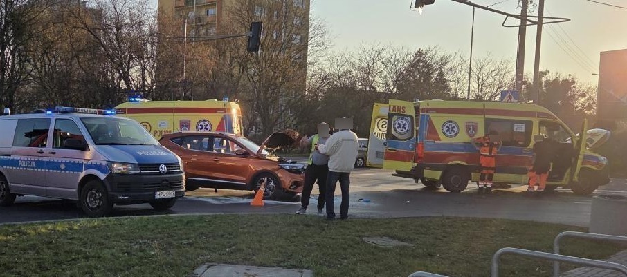 Zderzenie karetki z samochodem osobowym. Trzy osoby ranne. Utrudnienia na drodze