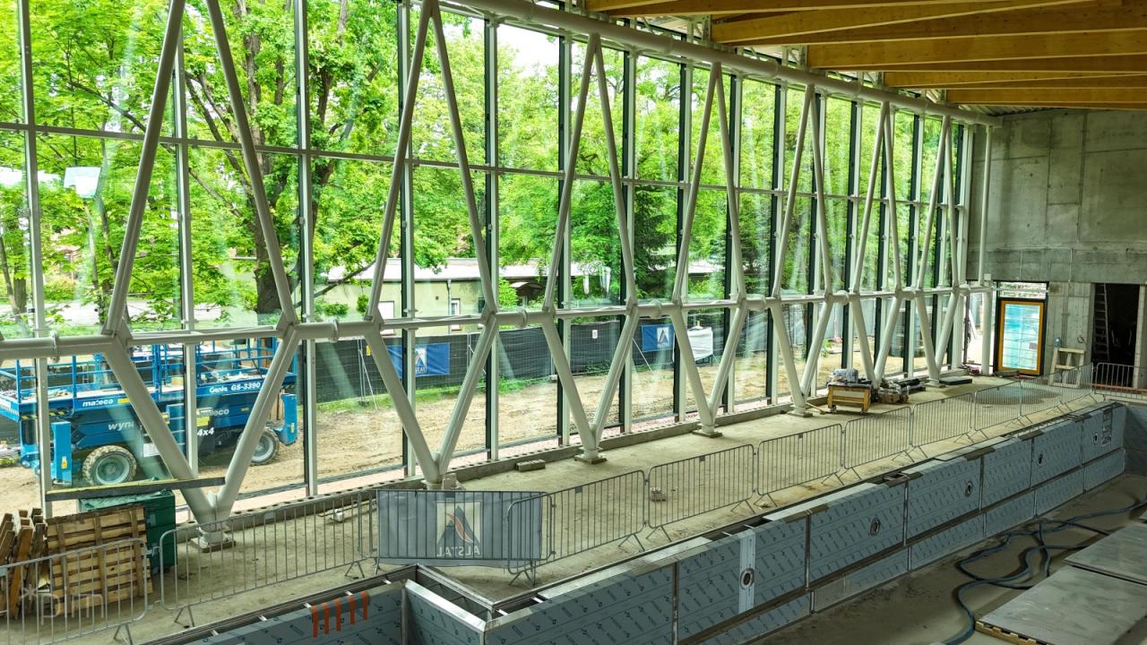 W Poznaniu powstaje nowoczesna pływalnia. Pokazano jak wygląda plac budowy