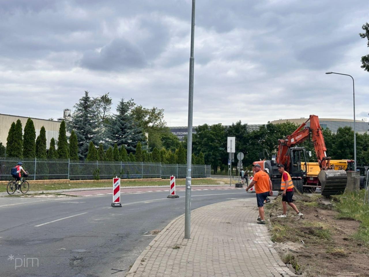 Postępują prace przy budowie nowej trasy pieszo-rowerowej. Wkrótce kolejne zmiany w organizacji ...