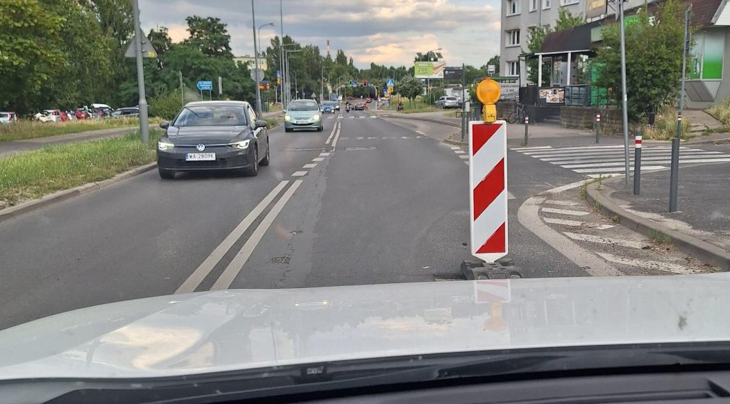 Jedna dziura na uczęszczanej ulicy i spore utrudnienia dla kierowców. "Służby przez tyle dni nie ...