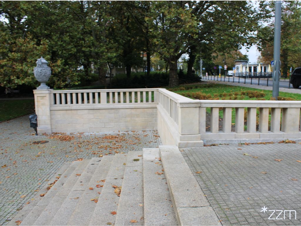 Tak teraz wyglądają tralki i wazy przy wejściu do jednego z ...