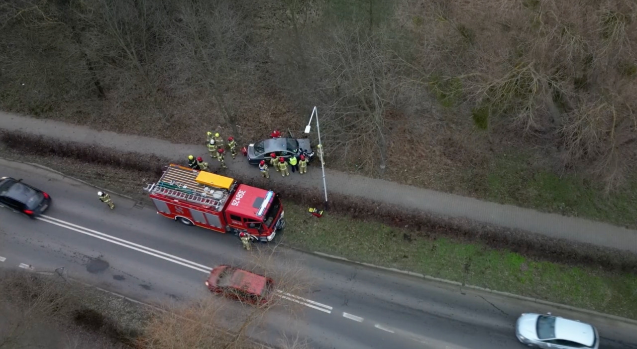 Murowana Goślina. Auto w rowie, lądował LPR