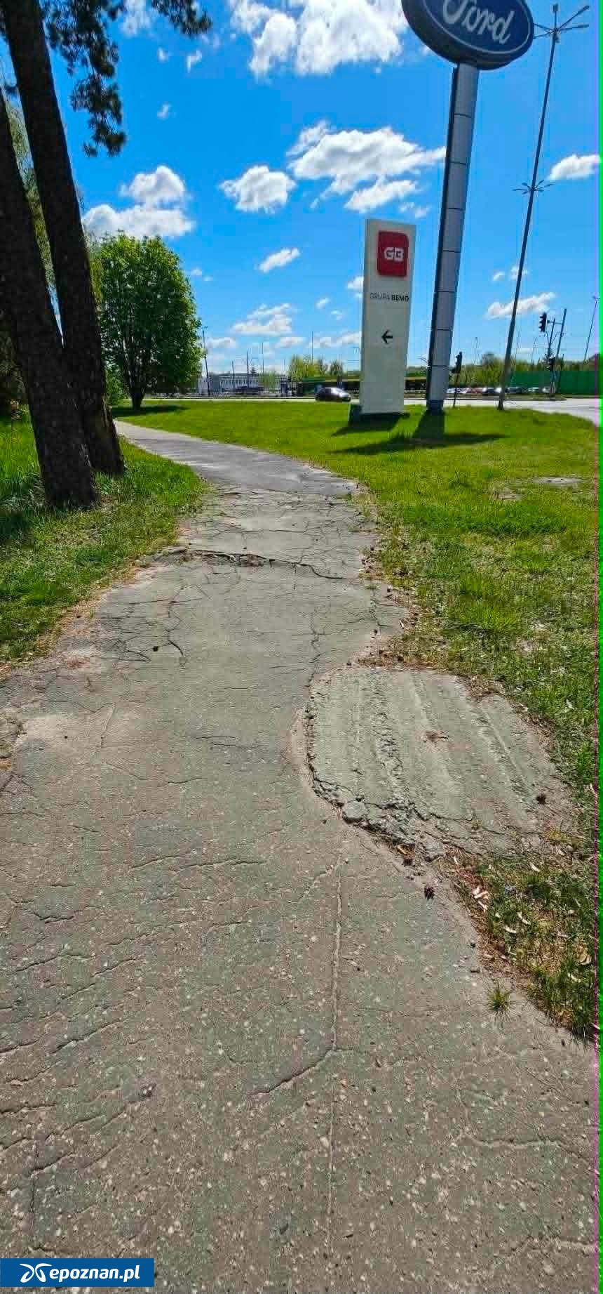 Dojście do poznańskiego cmentarza w fatalnym stanie. Nie ma pieniędzy ...