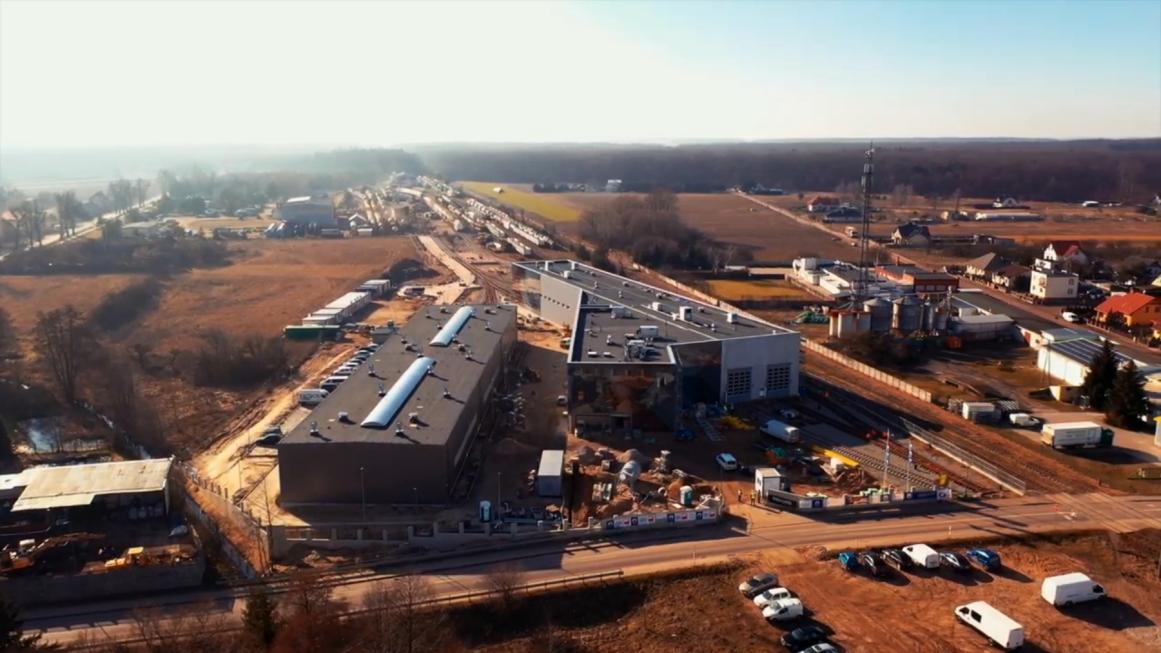 Duża inwestycja kolejowa powstaje w Wielkopolsce. Zobacz video z lotu ptaka