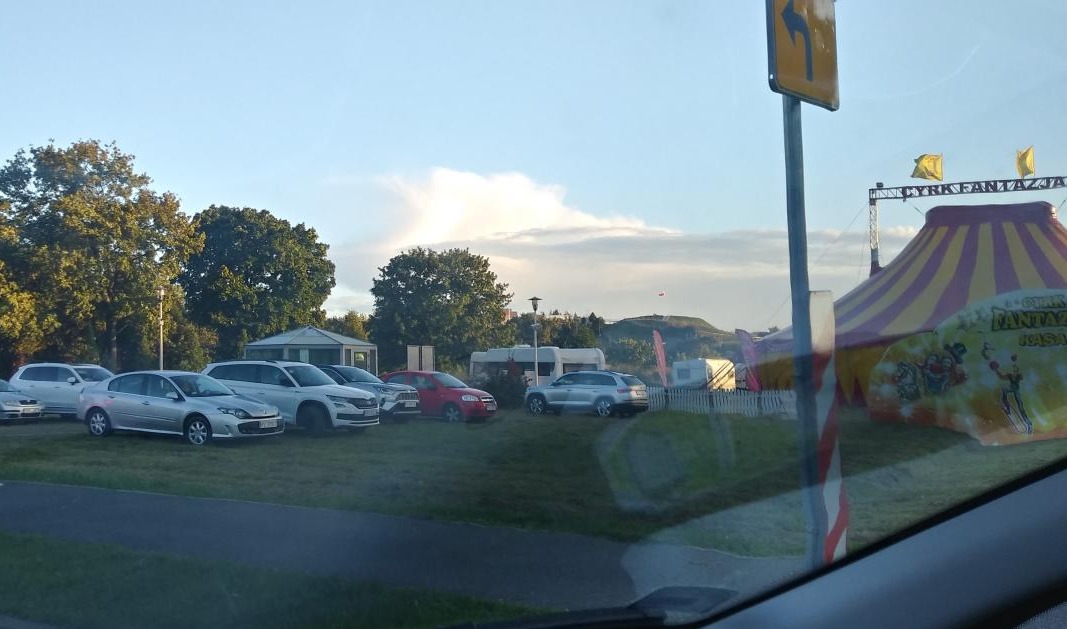 Jak stoi cyrk, to auta mogą parkować na zieleni?