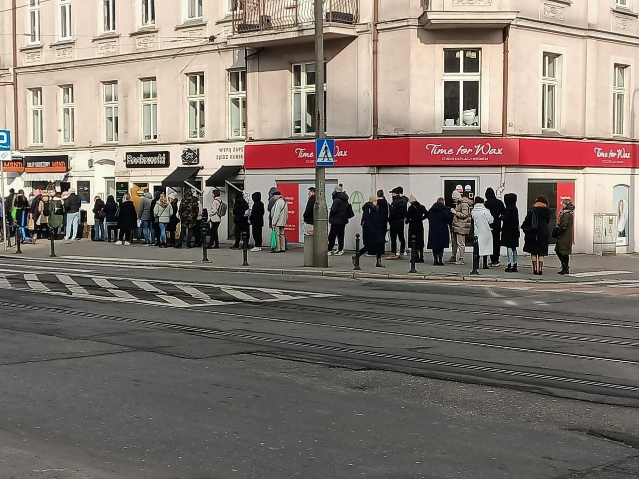 Jest Tłusty Czwartek, muszą być kolejki po pączki