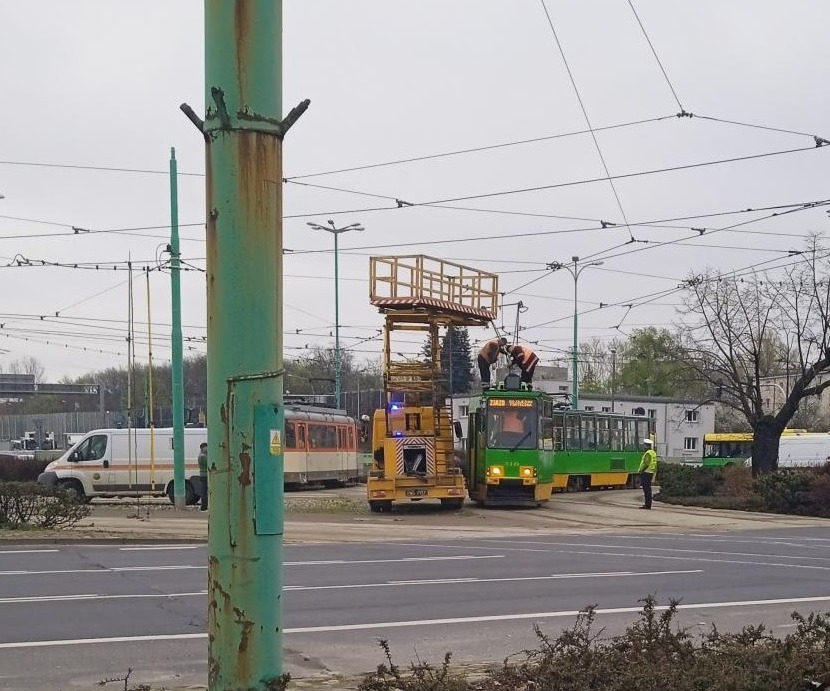Rondo Śródka: awaria tramwaju, pojazdy unieruchomione