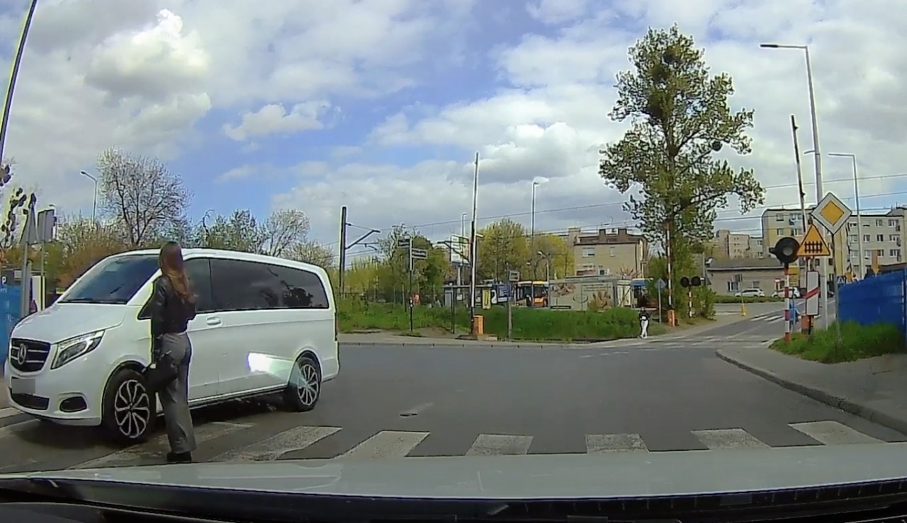 O krok od tragedii na Opolskiej. Piesza na środku przejścia, kierowca busa mija ją o włos