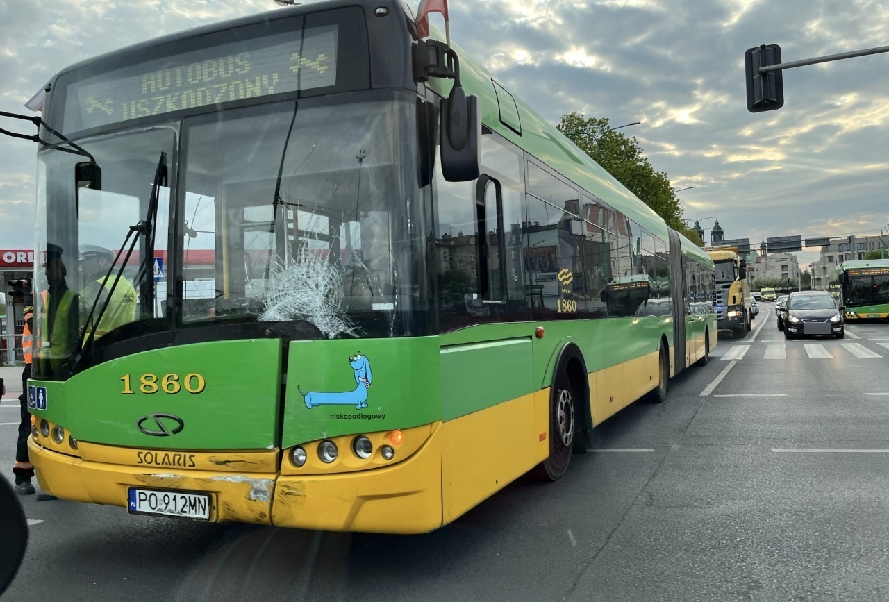 Rondo Śródka: zderzenie osobówki i autobusu MPK, duże korki